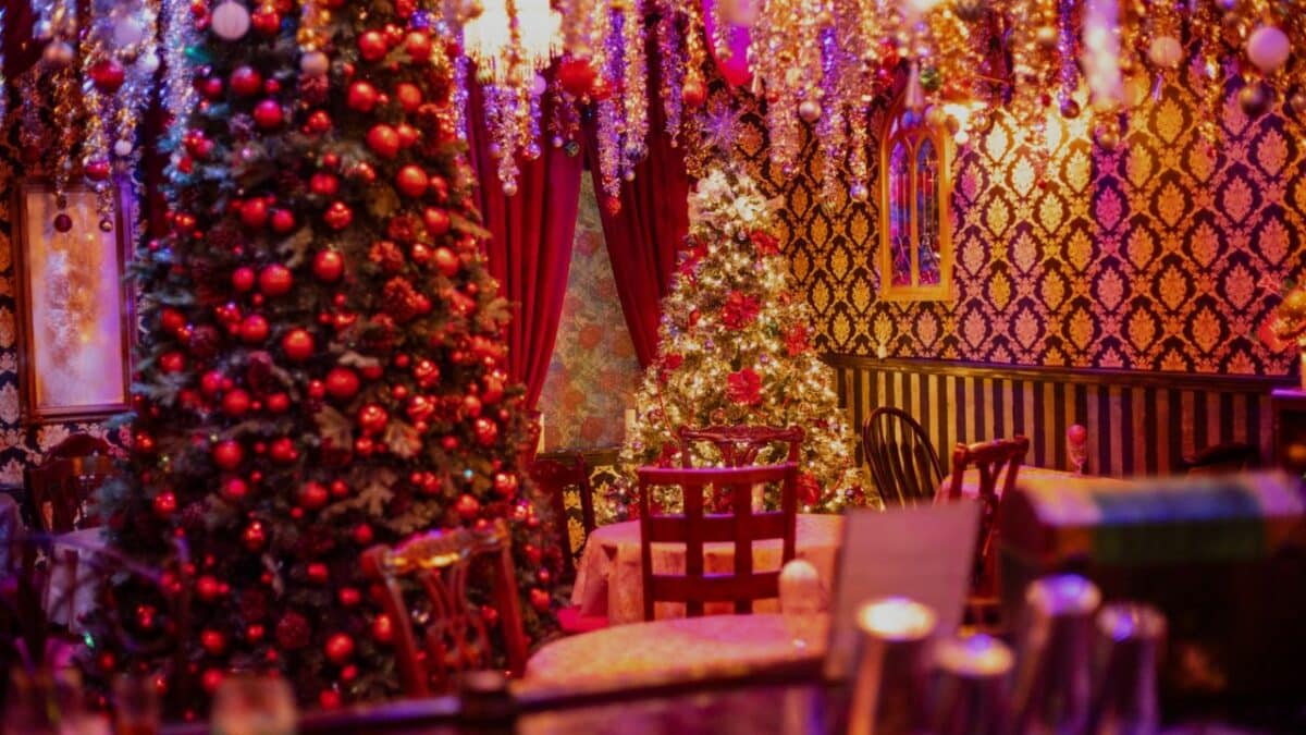 Tinseltown: An Immersive Holiday Pop-Up Bar - Novotel Toronto Centre